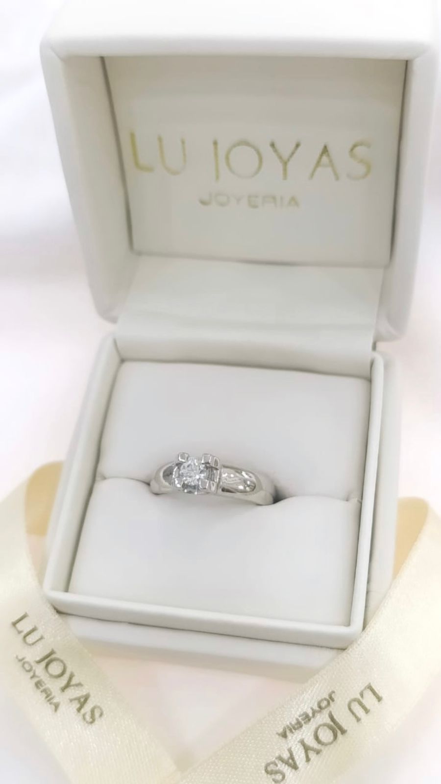 Anillo en oro blanco con diamante central - Lu Joyas