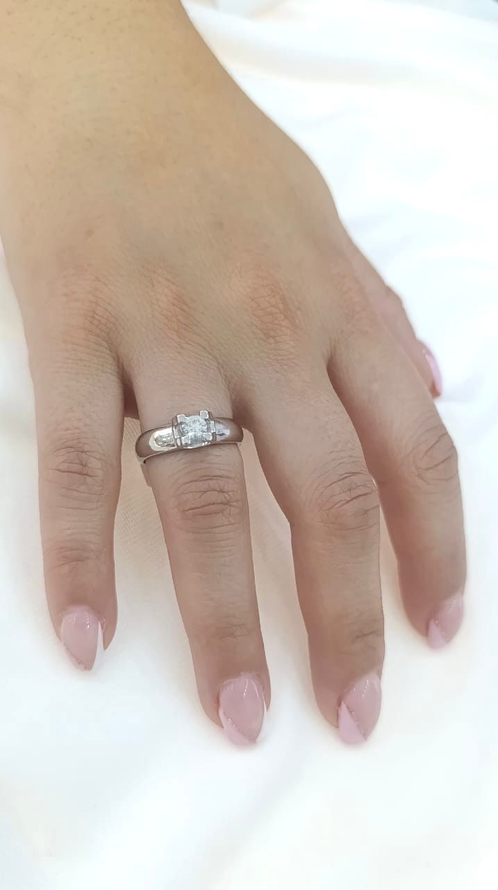 Anillo en oro blanco con diamante central - Lu Joyas